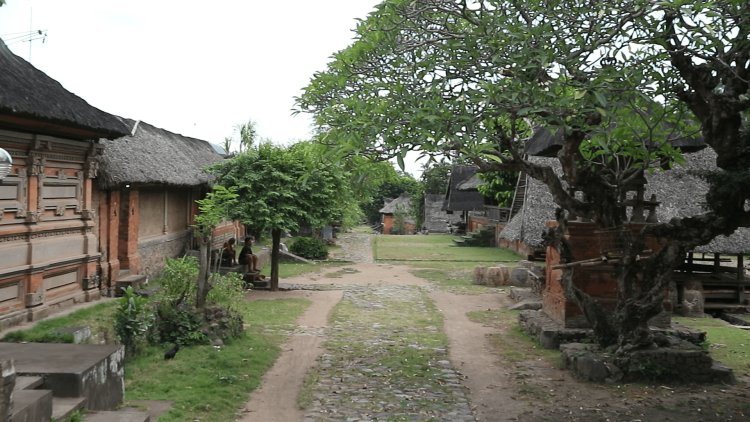 Perang Tipat Bantal Desa Kapal, Tradisi Memuliakan Ibu Pertiwi - Bali ...